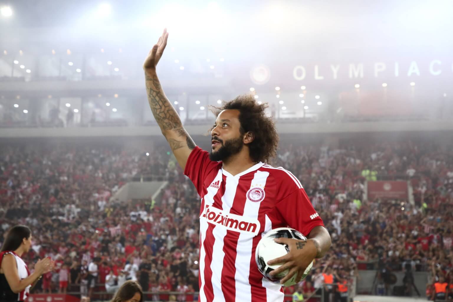 Torcida do Olympiacos lota o estádio e faz a festa para receber o ...