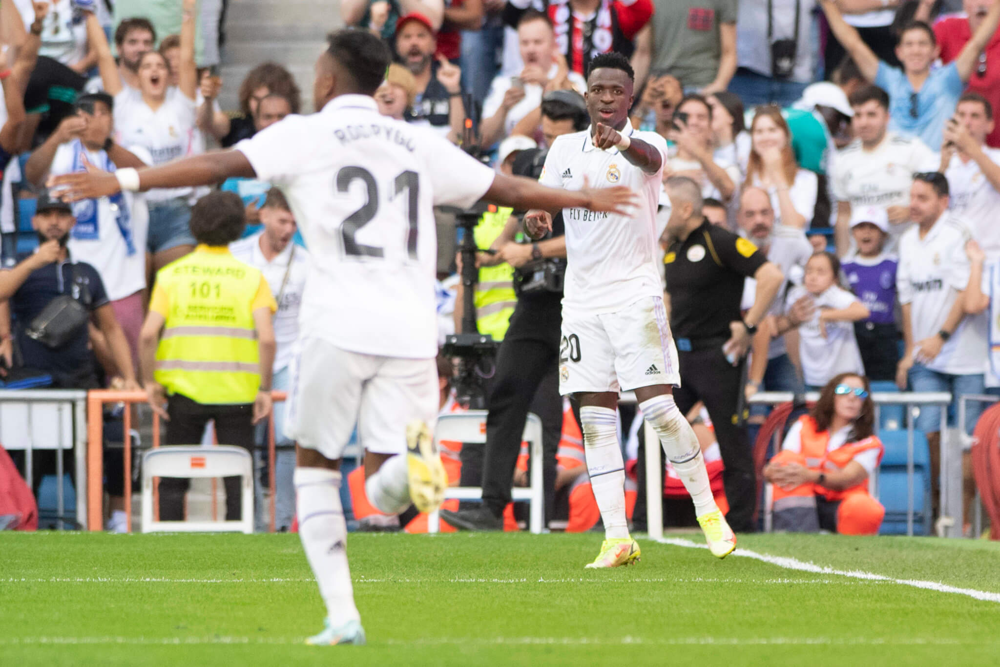 Vini Jr. e Rodrygo marcam em goleada do Real Madrid e são comparados a Pelé