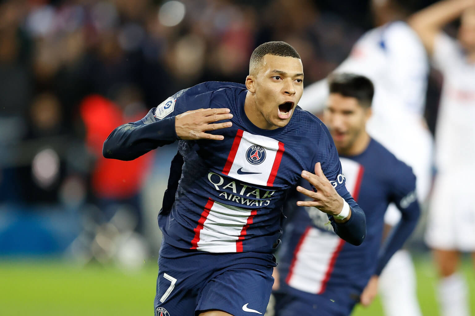 Mbappé marca e garante a vitória para o PSG; Neymar é expulso