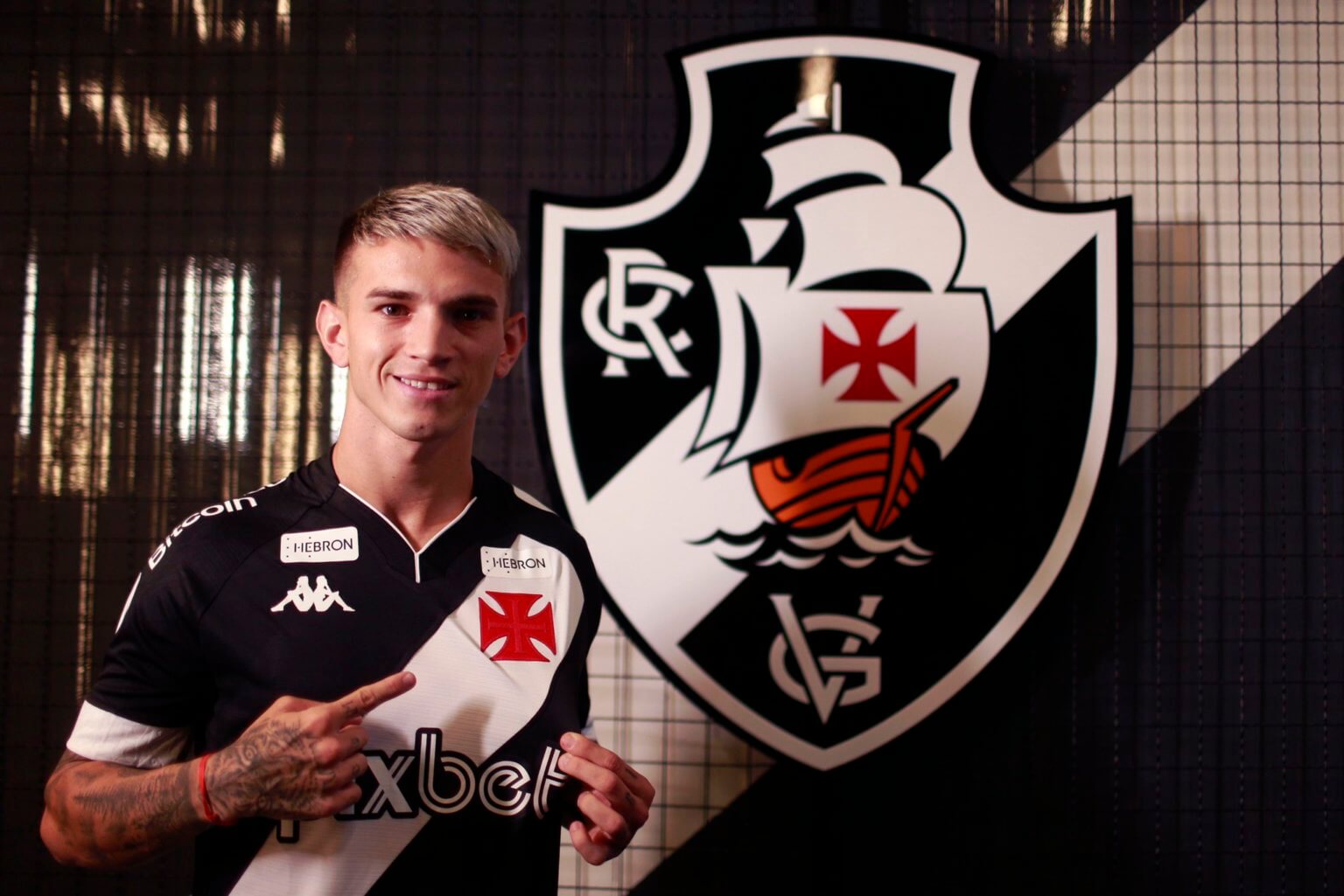 Vasco anuncia as contratações do meia Orellano e do volante Jair
