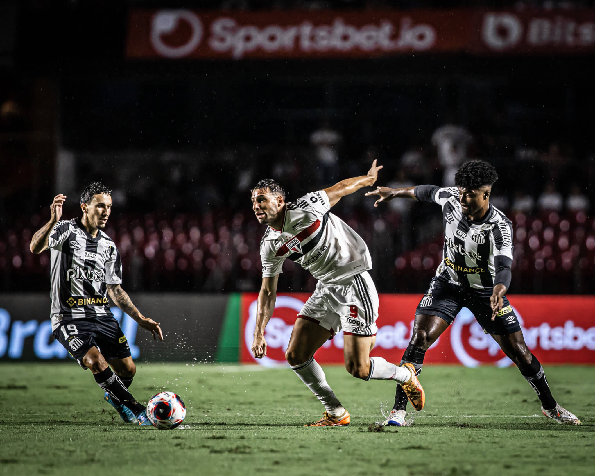 São Paulo vence o Santos com facilidade e complica o rival no Paulistão