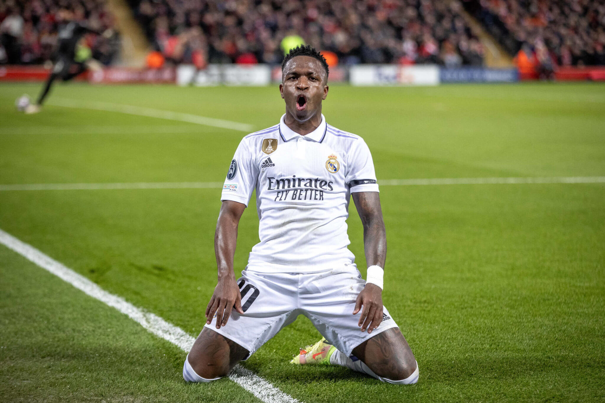 Vini Jr. e Benzema brilham e Real Madrid goleia o Liverpool pelas ...