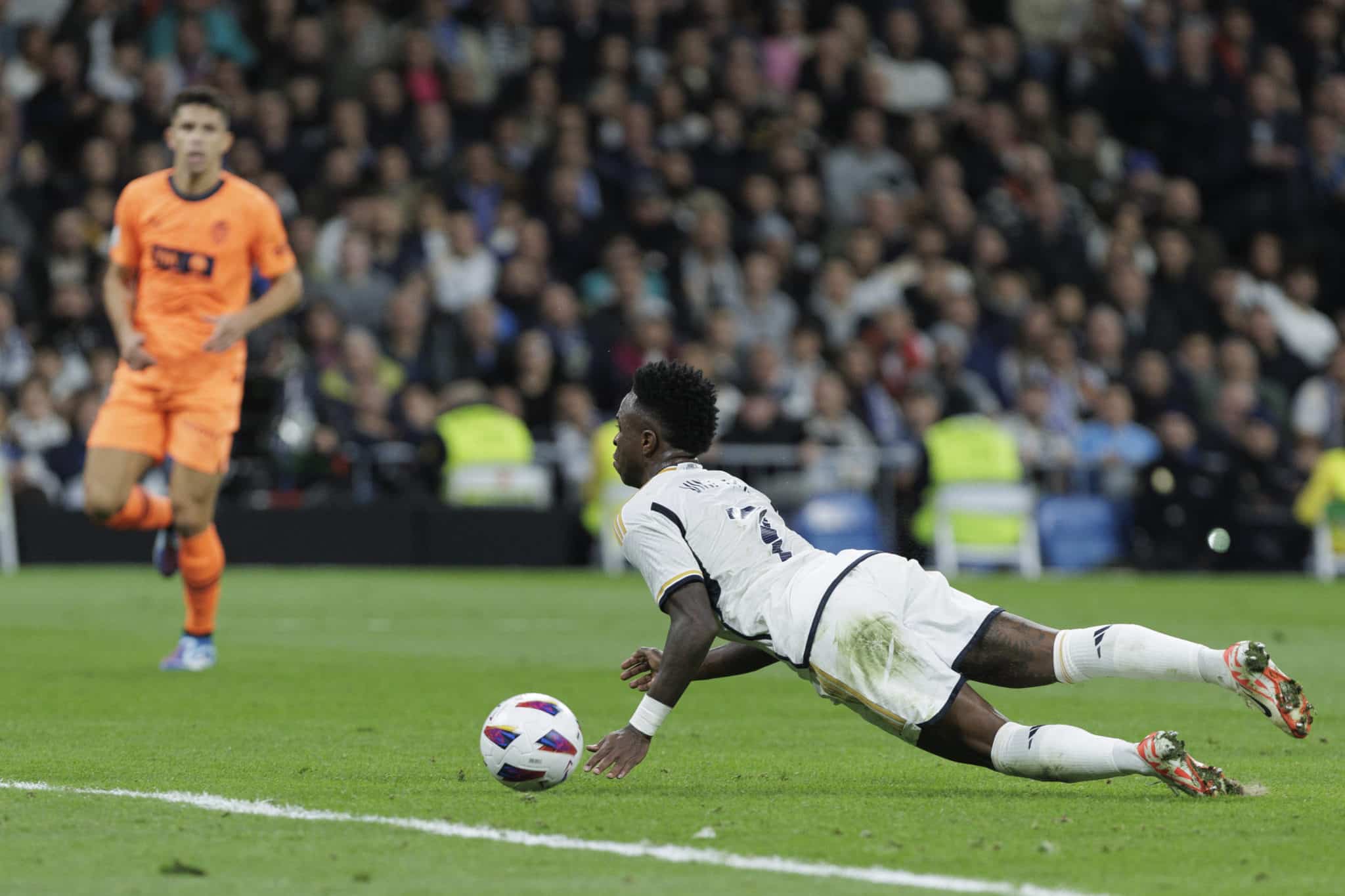 Vini Jr. e Rodrygo dão show e Real Madrid goleia o Valencia, pelo Espanhol