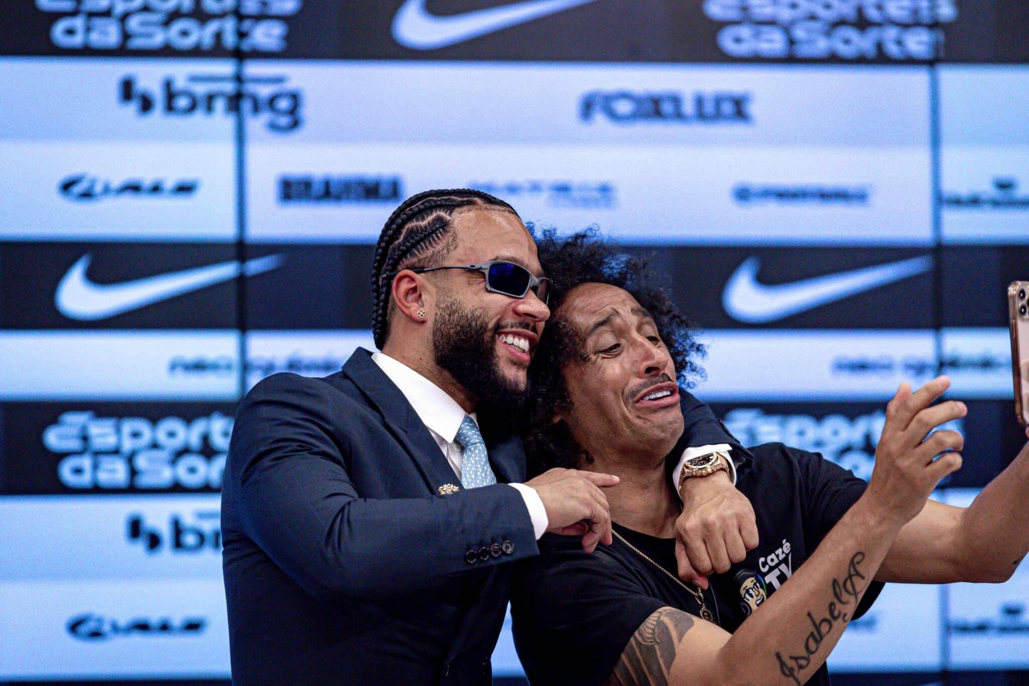 Memphis Depay chega ao Brasil e é apresentado pelo Corinthians